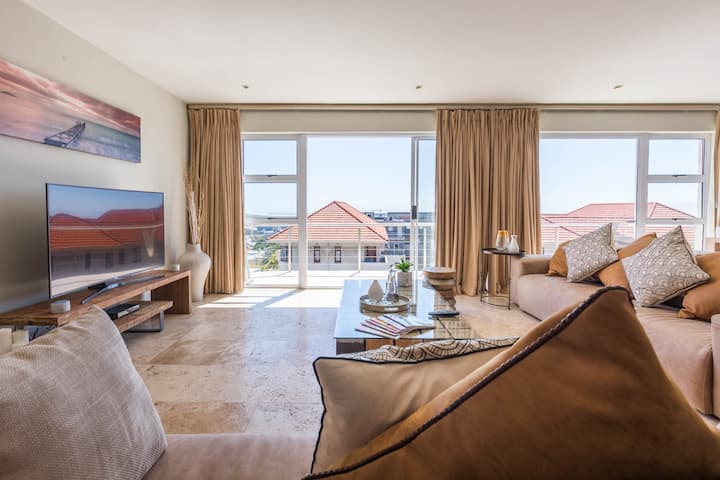 Bright & Spacious Modern Apartment- Green Point - Camps Bay