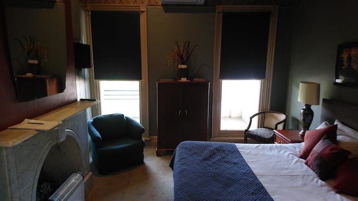 Room 12 Queen En-suite - Mansfield