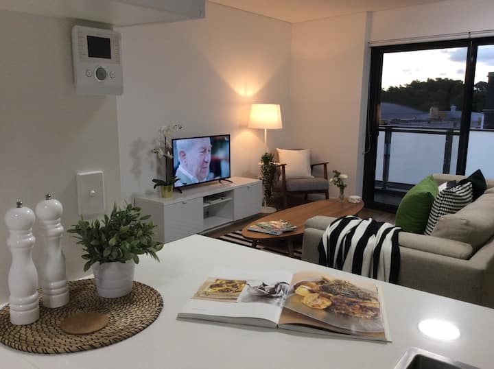 Stylish 1bedroom +Study Apartment With Parking - Sydney