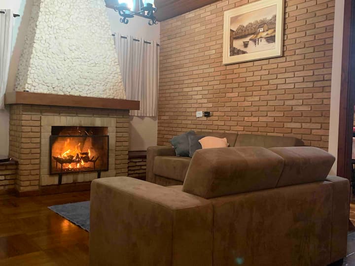 Casa Familiar Com Lareira E óTima Localização - Campos do Jordão