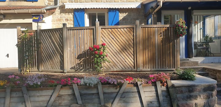 Maison En Bordure De Canal Et Une Piste Cyclable - Épinal