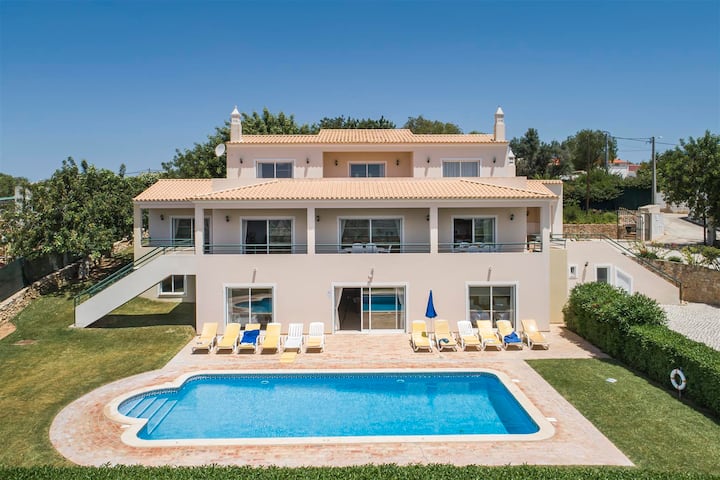 Casa Campo 12pax, A/c, Wi-fi, Games Room, Pool,bbq - Albufeira
