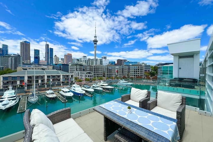 Waterfront Apartment With Sky Tower & Harbour View - Auckland