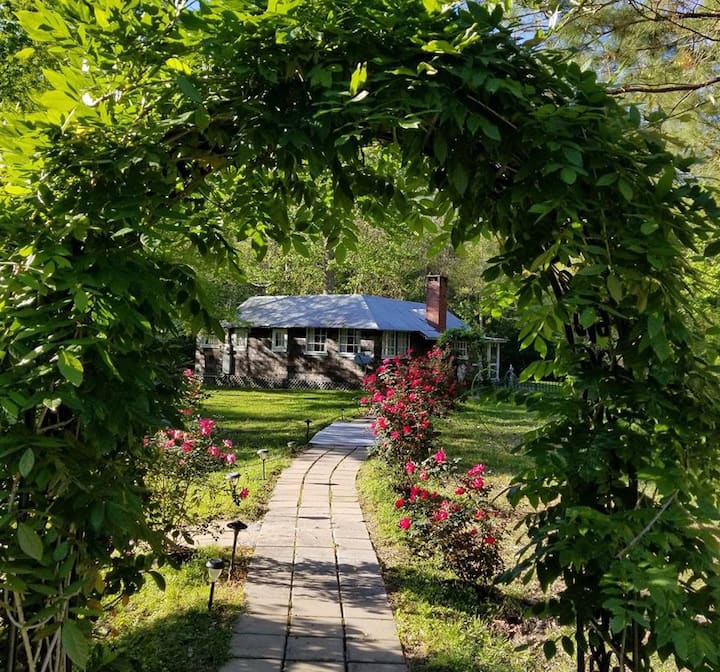 Pond View Cottage - 1200 Sq. Ft. - Louisiana