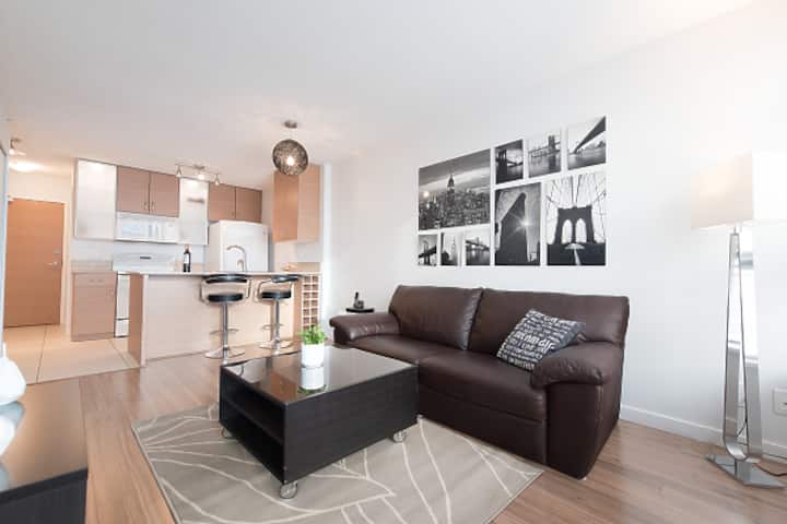 1 Bedroom + Den In The Heart Of Yaletown - Vancouver