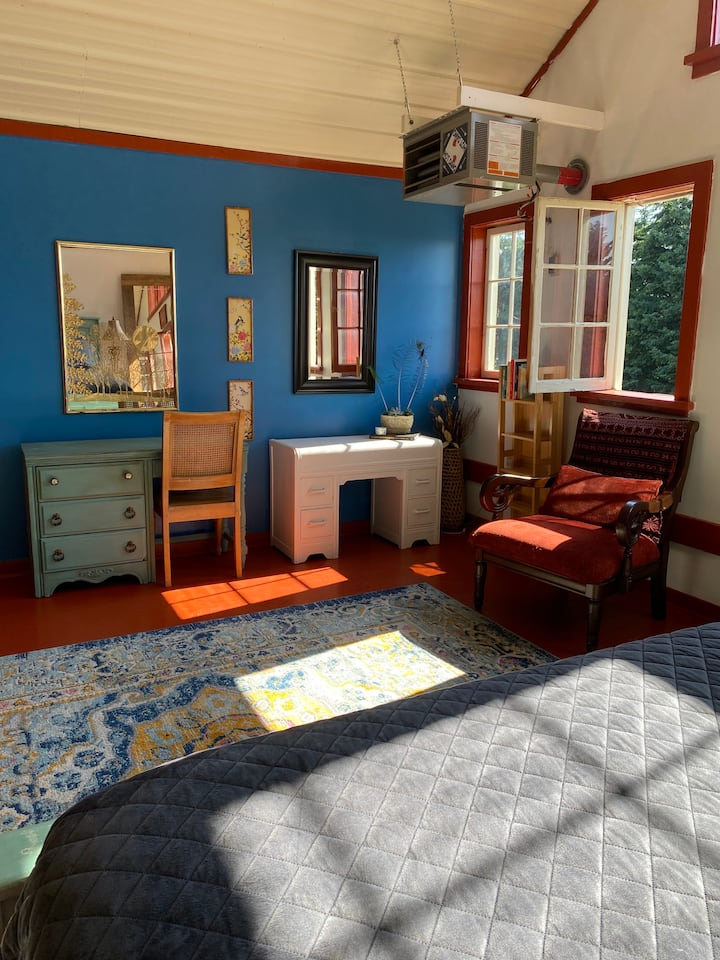 Beautifully Restored Barn On  Tranquil Property - Marysville, WA