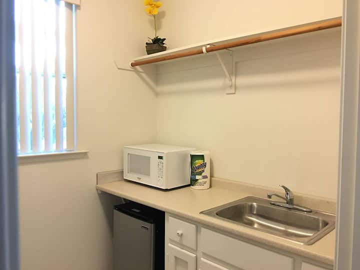 2 Bedroom Private Guesthouse (W/ Private Entry) - Fresno, CA