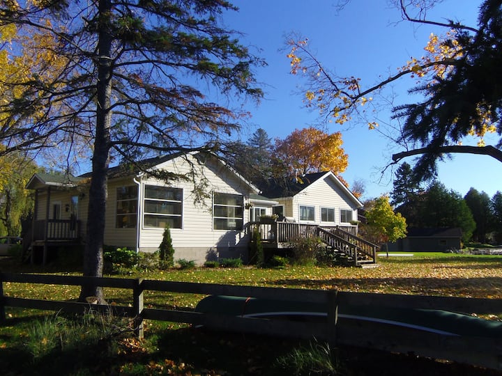 Lakeside Family Cottage - Fenelon Falls