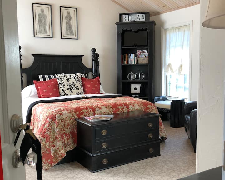 Deluxe Black King Suite @ Frederick William House - Woods Hole, MA