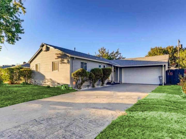 3b Golf Terrace Family Home W/sun Room Kitchen W/d - Sacramento, CA