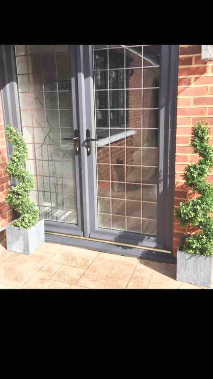 Exclusive Open Plan Spacious Private Room - Hounslow
