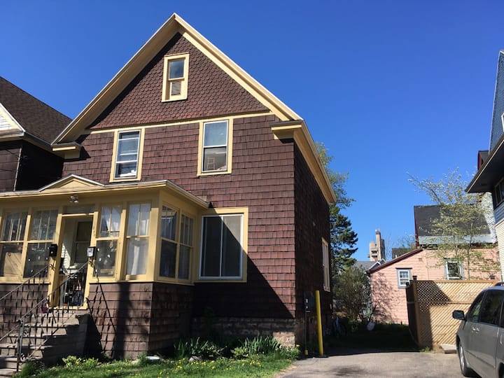Downtown 2 Bedroom With Sun Porch - Sault Ste. Marie, MI