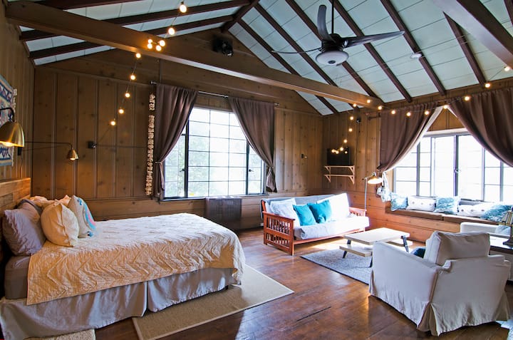 Rustic Hillside Bungalow W/views + Garden 30+ Days - Los Angeles, CA