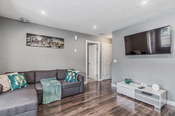 Cozy Two Bedroom Two Bath - Calgary