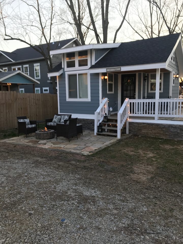 Comfy, Cozy, Downtown Tiny Home - Bentonville