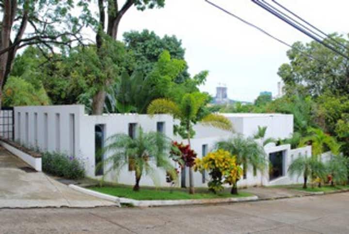 Gran Casa Con 5 Dormitorios Y Piscina, En Panama - Panama