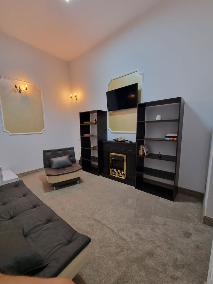 Retro And Cozy Apartament With Electric Fireplace - Constanța