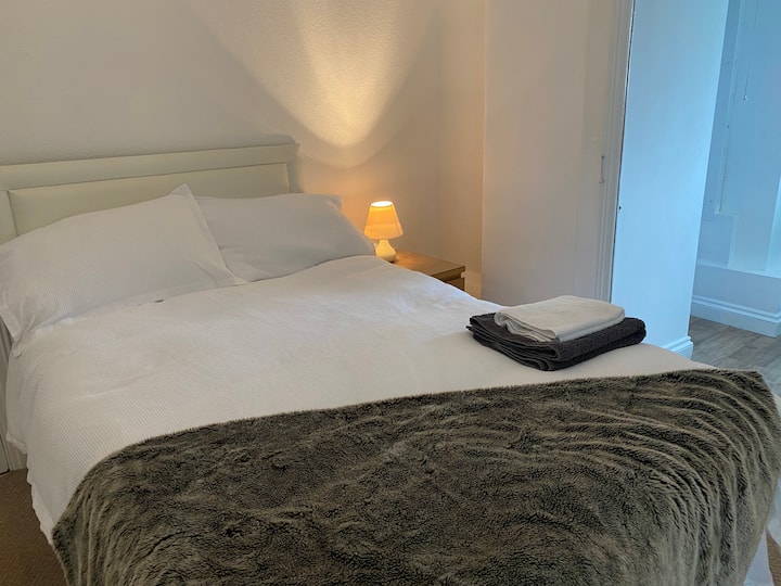 Double Bedroom With En-suite. - Plymouth