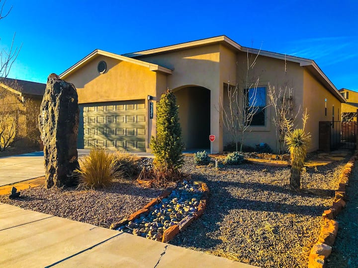 Entire House W. Hot Tub & Movie Theatre - Santa Fe, NM