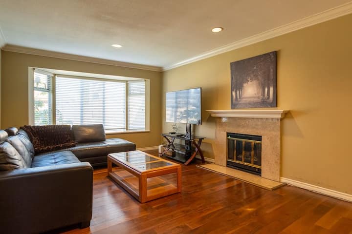 Bright Master Room B ,Top Floor ,En-suite Washroom - Vancouver