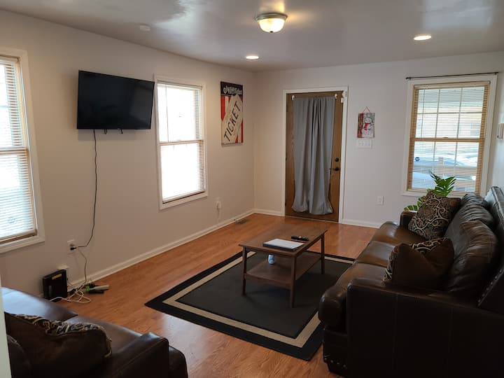 Comfy 2 Bedroom Property, 8 Mins From Downtown! - Indianapolis, IN