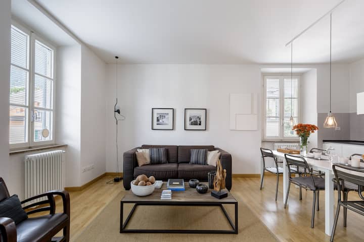 Elegante Appartamento Con Pezzi D'arte E Di Design - Cernobbio