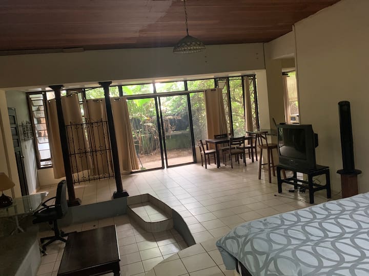 Charming Studio Apartment Garden - San Salvador