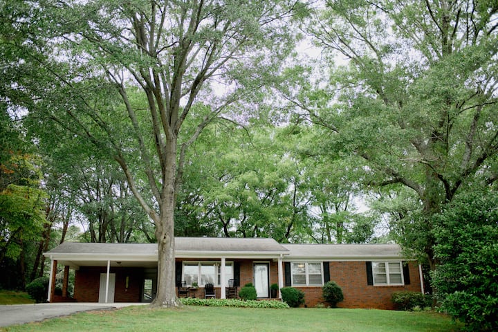 Cheerful 3 Bedroom Home Nestled In The Oaks. - Greer, SC