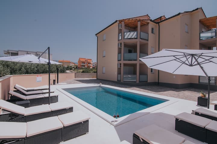 Hideout - Pool Apartments For 12 - Novalja