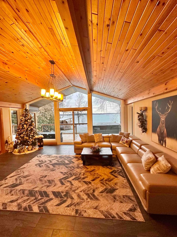 Luxury Lakefront Cottage - "Relaxing Bear" Lodge - Kawartha Lakes