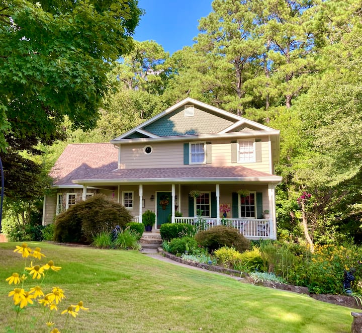 Southern Charm W/ Sunroom, Nature Trail & Firepit - Snellville, GA