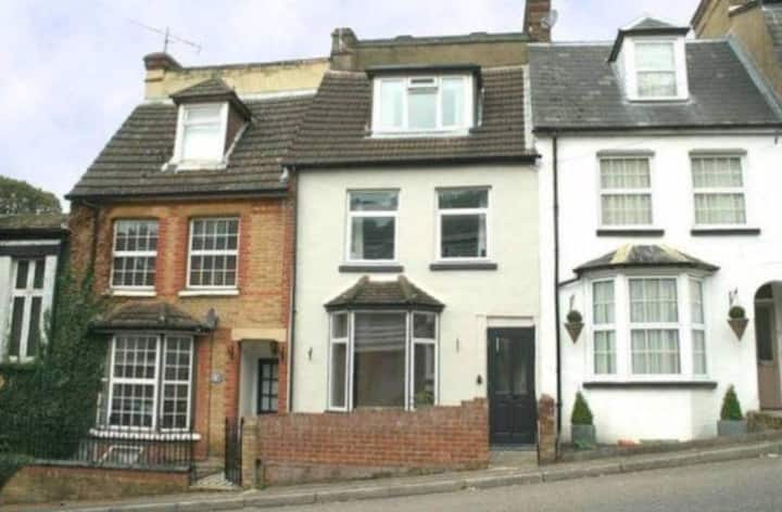 Beautiful 4 Storey Townhouse - Hemel Hempstead