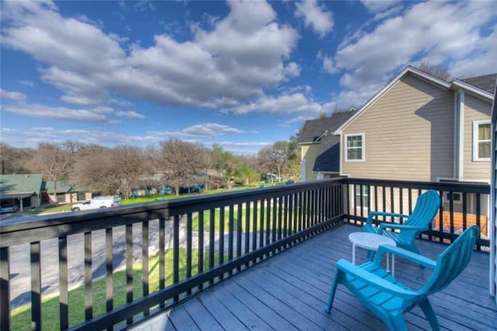 Stylish Home W/ Peaceful Deck Near Downtown Atx - West Lake Hills, TX