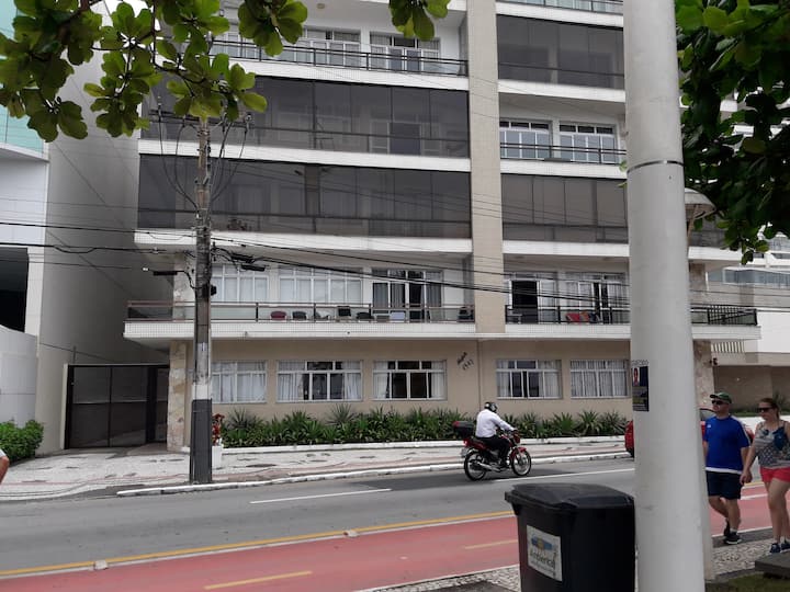 Apto Central - Prédio Frente Mar - Balneário Camboriú