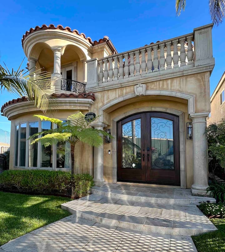 Luxury Coastal Villa On Naples Island - Long Beach, CA