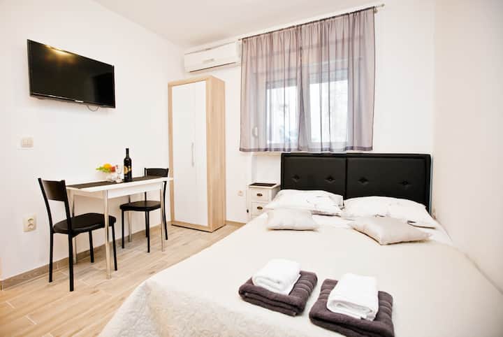 Nice And Clean Studio Near Palace W/ Garden Patio - Split