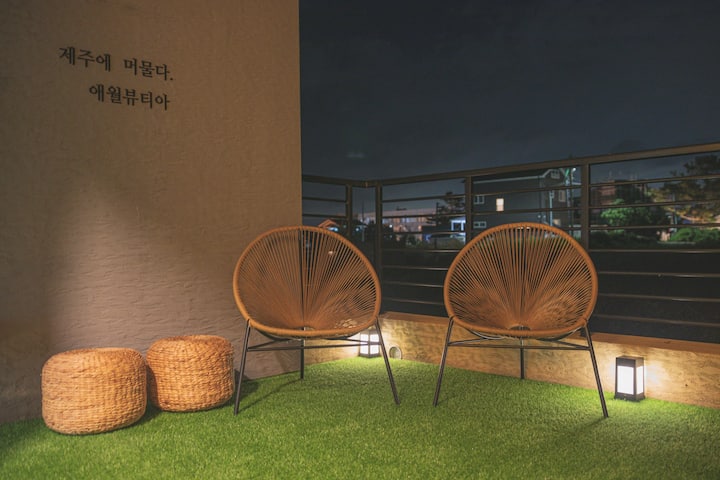 애월해안도로 인접, 감성적인  마당과 테라스,  2층 독채 하우스, [애월뷰티아,104동] - Jeju-si