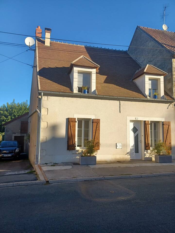 Maison D'artiste
Proche Centre
P'tit Déj. Inclus - Saint-Amand-Montrond