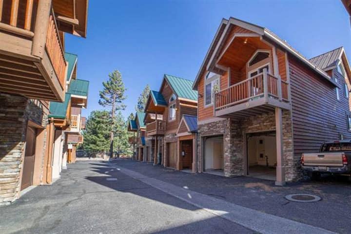 Walk To Village! 4 Bdrm, Upgraded Family Townhome - June Lake, CA