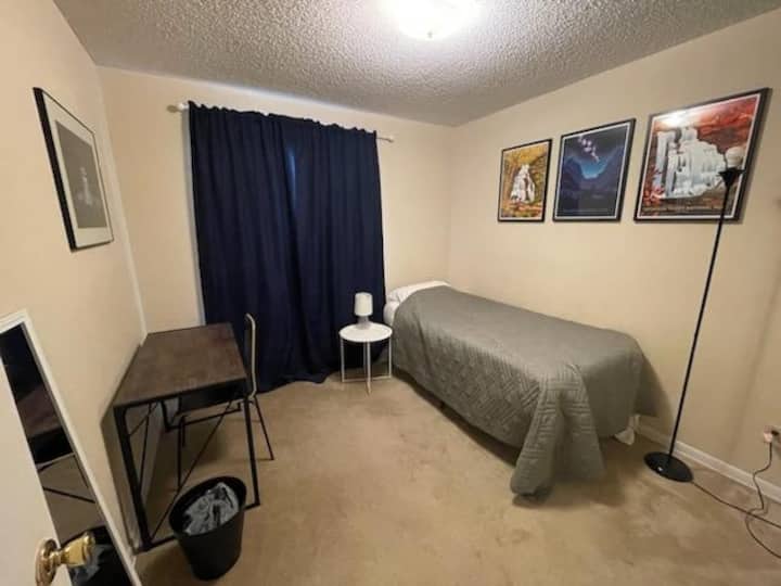 Clean, Quiet Bedroom 12 Minutes To Downtown - Austin, TX