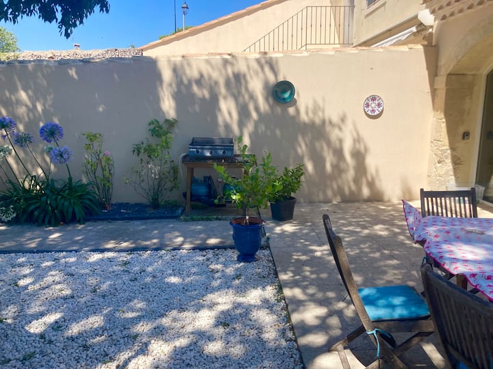 Jolie Maison De Village Avec Jardin Et Piscine - Nîmes