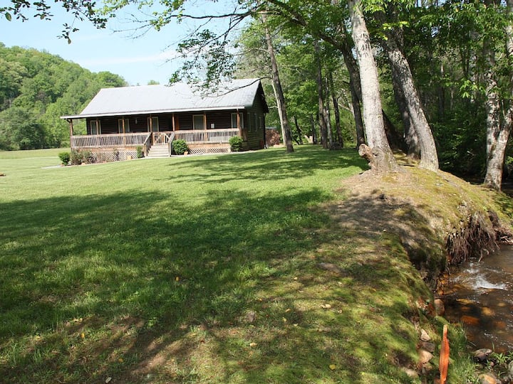 Climbing Bear Creekside Cabin - Cherokee, NC