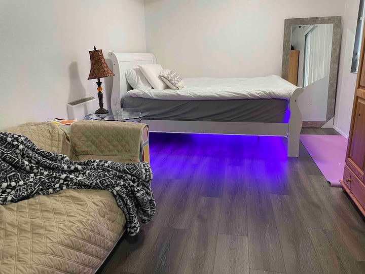 Wonderful Spacious 1b1b Private Entrance.boeing/ac - Everett, WA