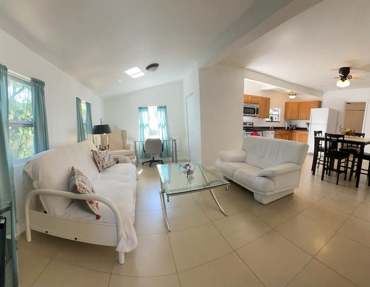 Entire 2bed House, Back Yard Fenced, Pet Friendly. - Clearwater, FL