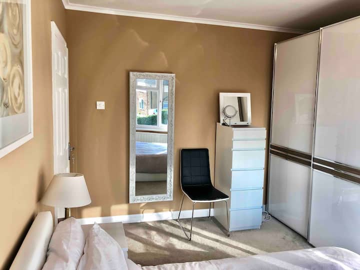 Quiet Garden 2bed Flat, Loughton, Central Line - Chingford