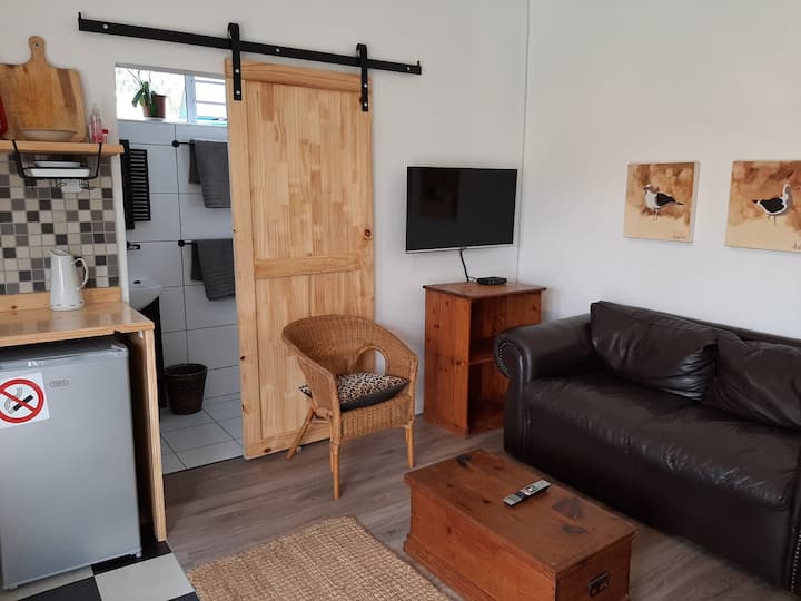Newly Renovated Garden Cottage - Port Elizabeth