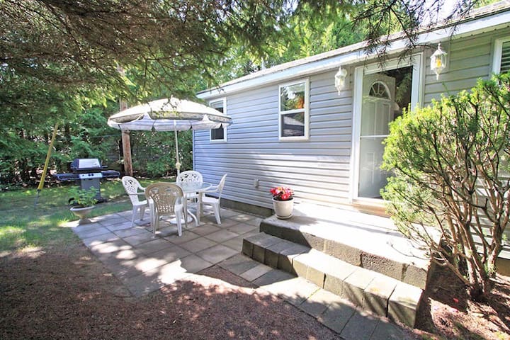 Great Location! Sauble Beach Cottage - Sauble Beach