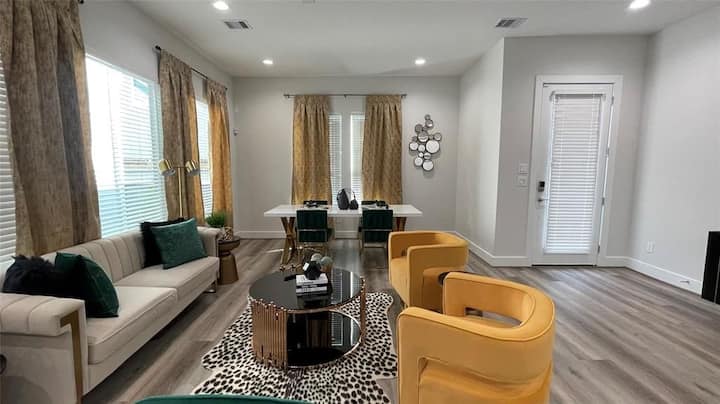 Contemporary 3 Bedroom Detached Townhouse - Houston, TX