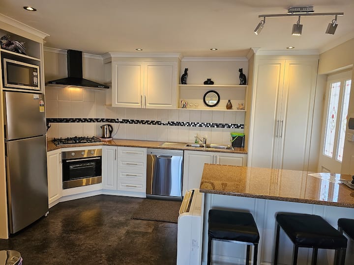 Quiet & Classy Self Contained Unit - Tasmania