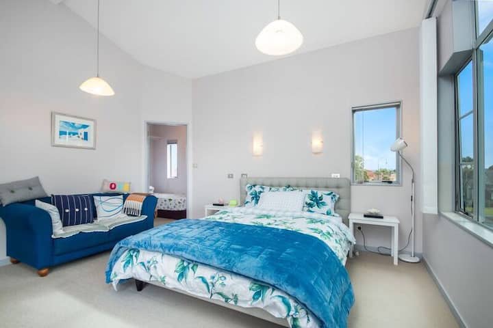 Botany Sunny And Spacious Master Bedroom - Auckland